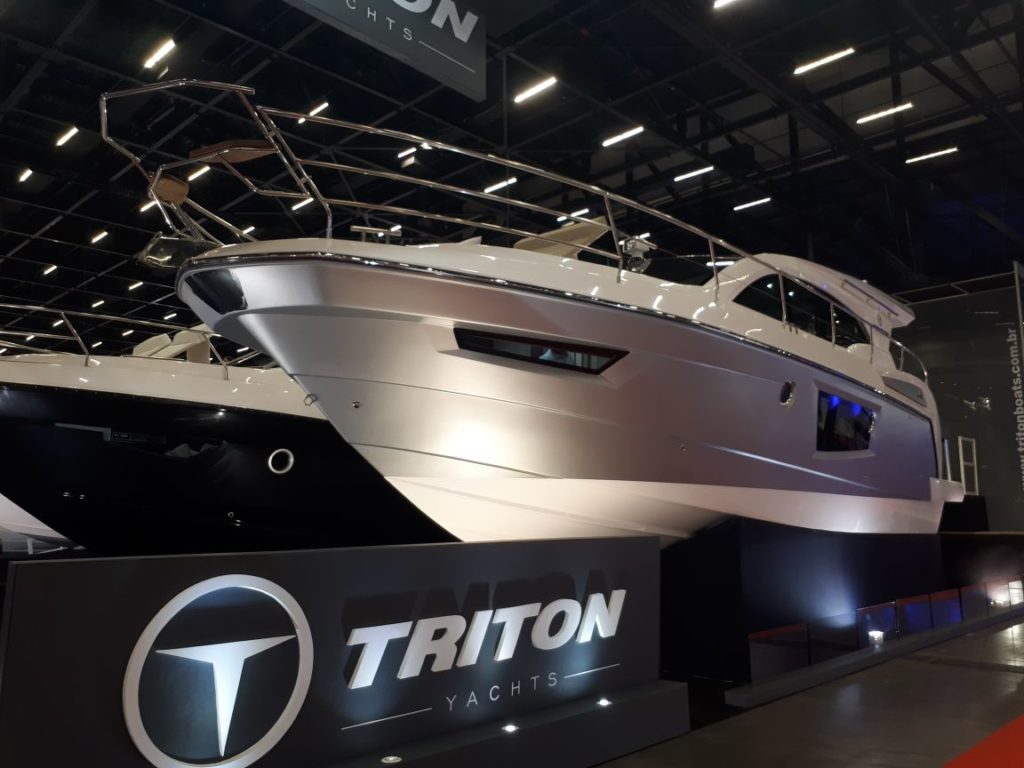 Triton 440 exibida no Boat Show possui hardtop mais esportivo e pé ...