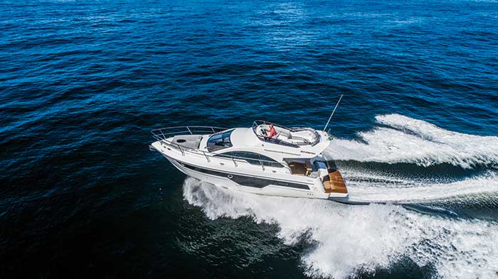 Schaefer 400 Fly: casco navegador, bons equipamentos de série e preço justo