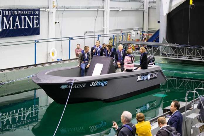 Lancha feita na maior impressora 3D do mundo é testada na água