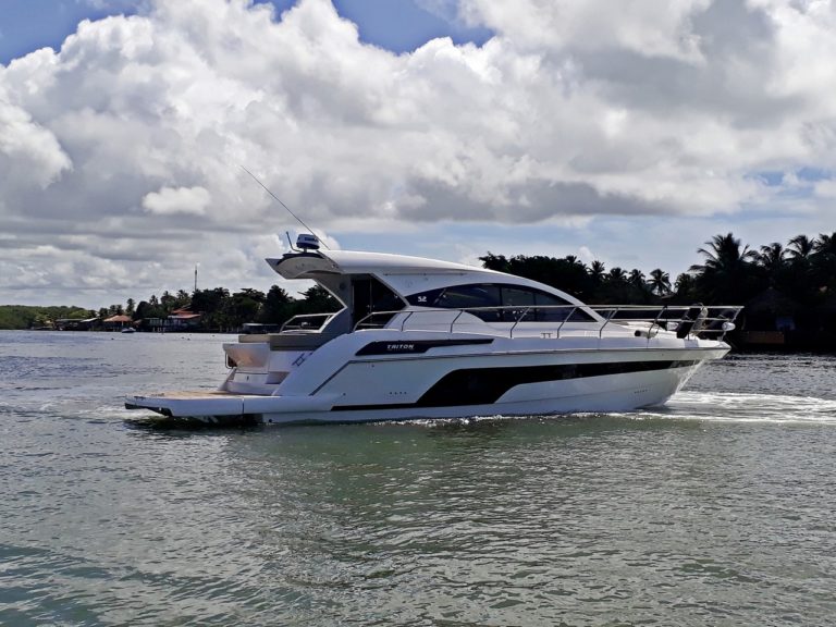 Triton relata alta aceitação de sua maior lancha, de 52 pés, no Boat Show