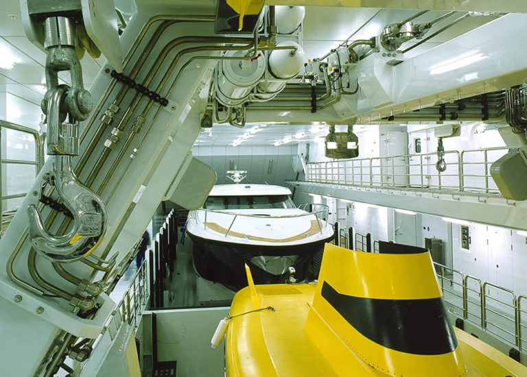 Lewis Hamilton freta o superiate Octopus para conhecer a Antárctica