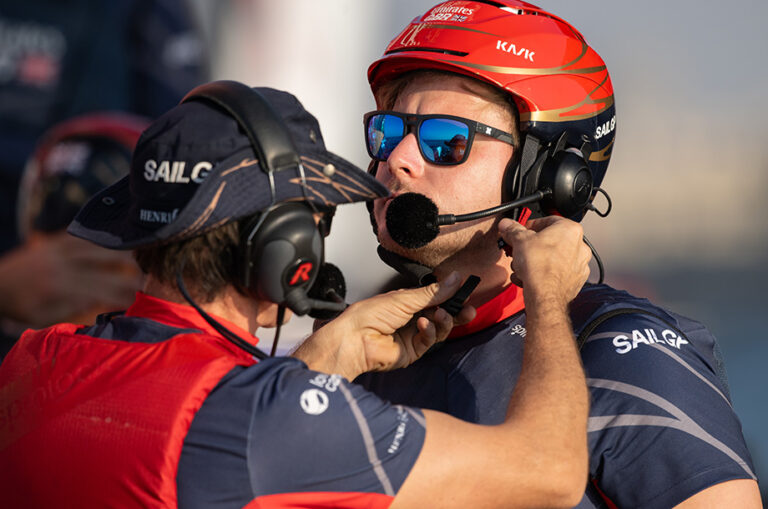 Emirates desafia e comandantes de avião e barco invertem papéis