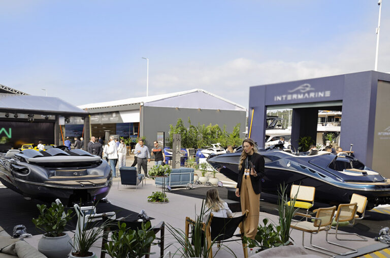 Colunna lança barco com motor hidrojato no Boat Show de Itajaí