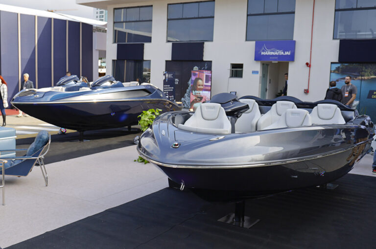 Colunna lança barco com motor hidrojato no Boat Show de Itajaí