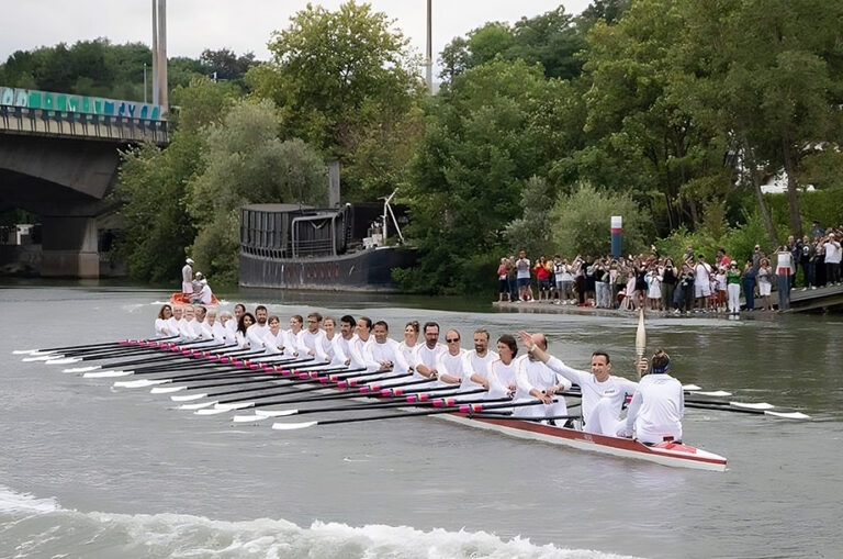 Tocha Olímpica é transportada no maior barco a remo do mundo