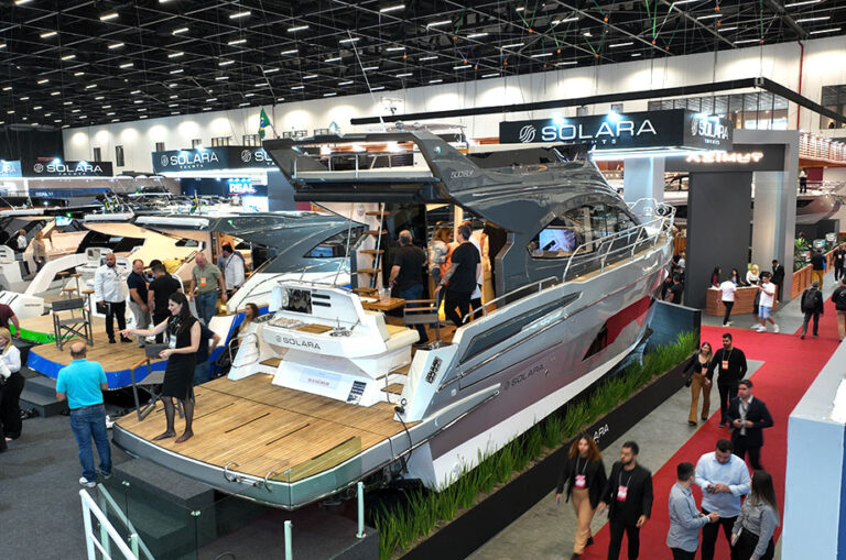 Skydeck 500, da Solara, ganha abertura lateral e espaço na popa