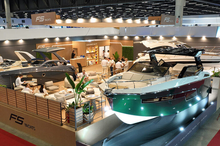 FS Yachts exibe FS 355 pela 1ª vez com motor de centro-rabeta