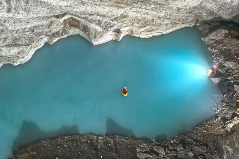 Conheça o maior lago termal subterrâneo do mundo