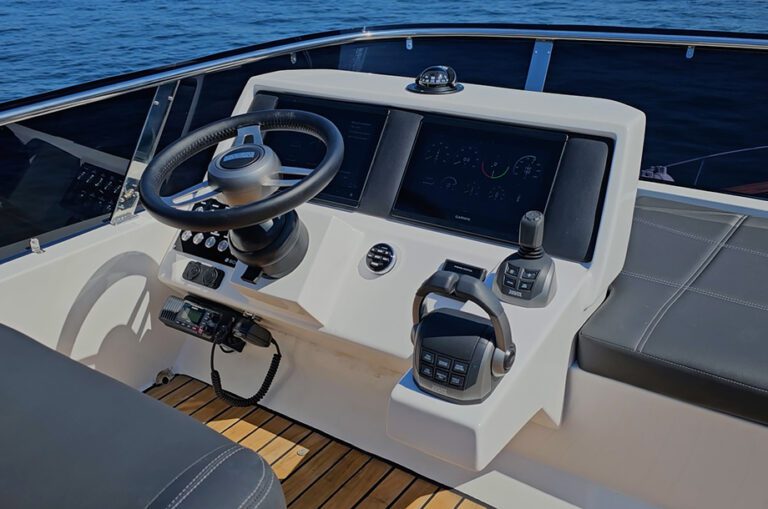 Teste Solara 500 Fly: uma lancha de 50 pés completa