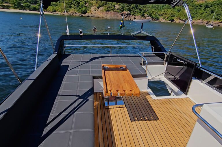 Teste Solara 500 Fly: uma lancha de 50 pés completa