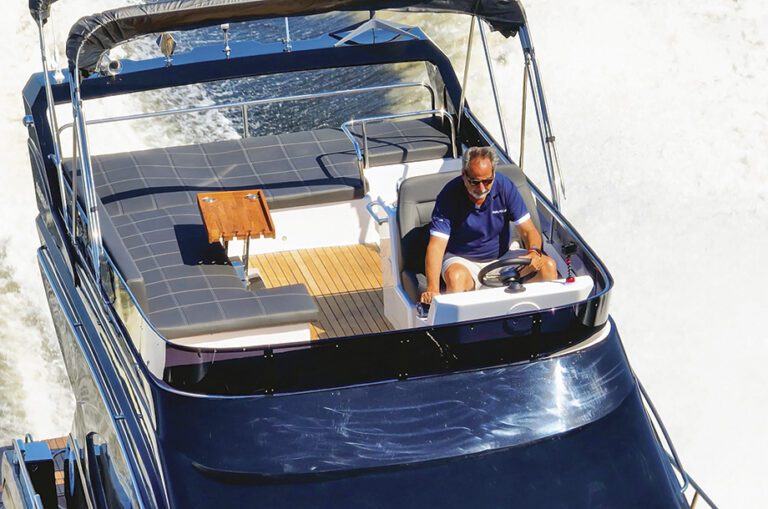 Teste Solara 500 Fly: uma lancha de 50 pés completa