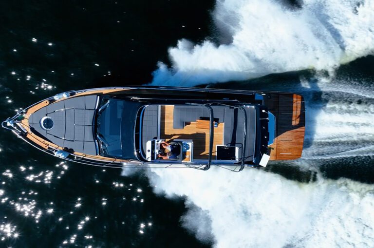 Teste Solara 500 Fly: uma lancha de 50 pés completa