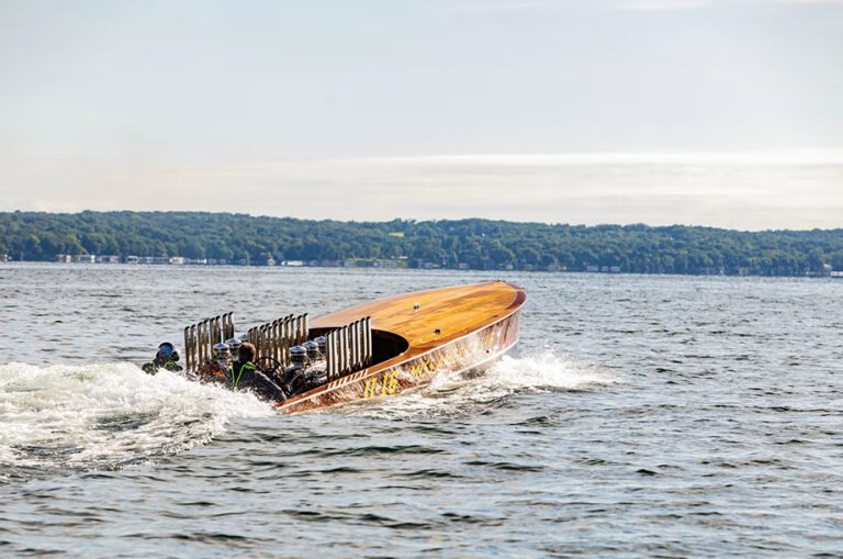 Histórico barco de corrida vintage vai a leilão por valor milionário