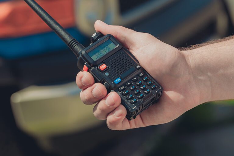 É necessário ter rádio no barco? Saiba normas e dicas